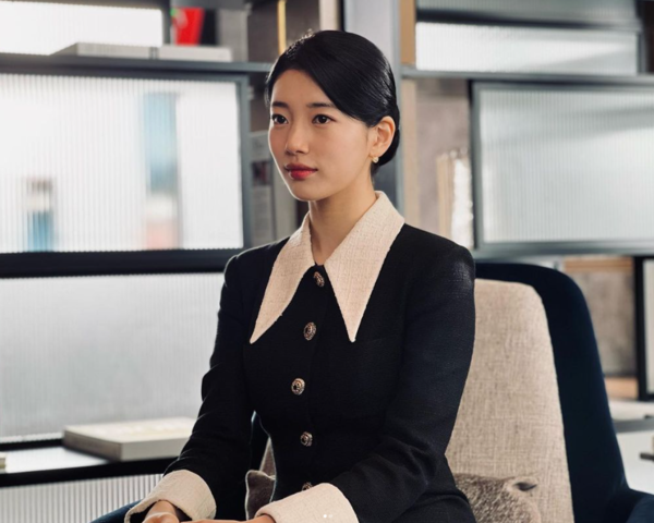 [SNS: Show N Style] 조용한 럭셔리 코디공식② 올드머니의 기본 ‘미디스커트’