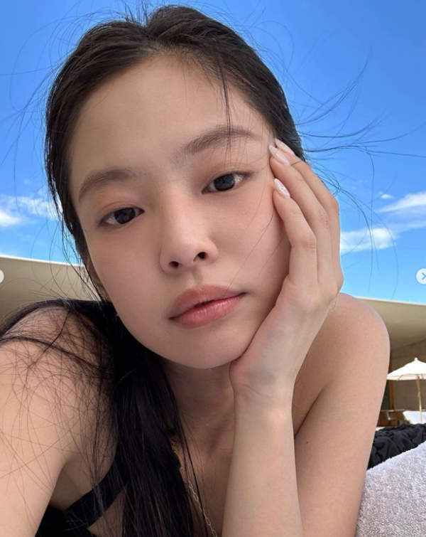 제니, 숙취 메이크업+올블랙 룩=최강 러블리