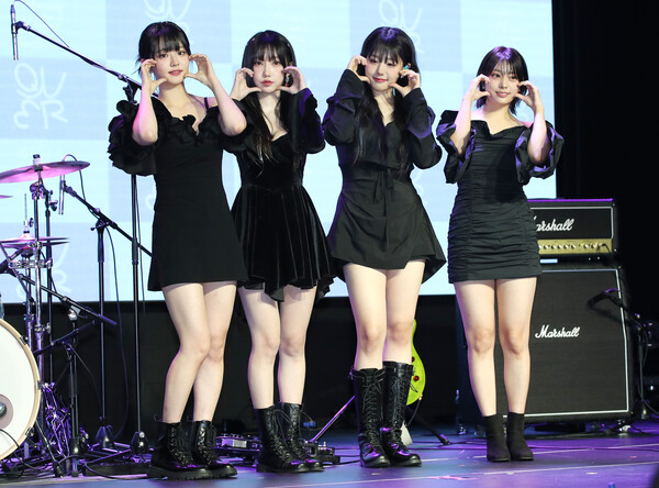 김계란의 걸밴드 QWER(큐더블유이알), 볼하트 발사