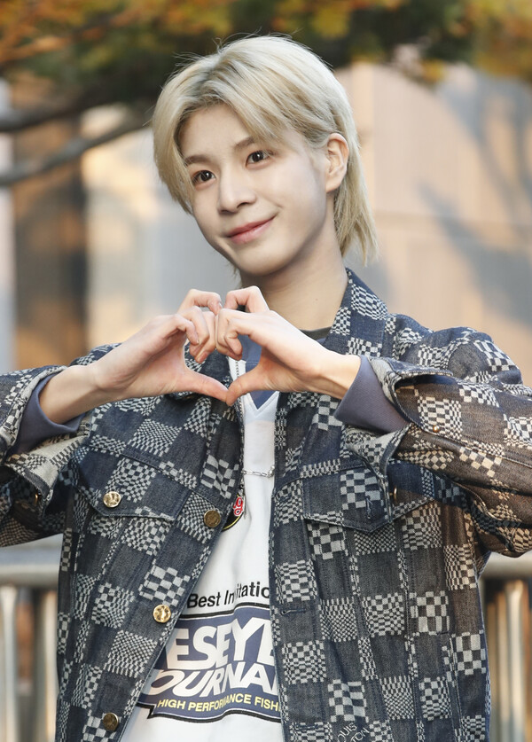 AI 아이돌 JD1(정동원), '사랑스러움 가득한 하트 포즈'